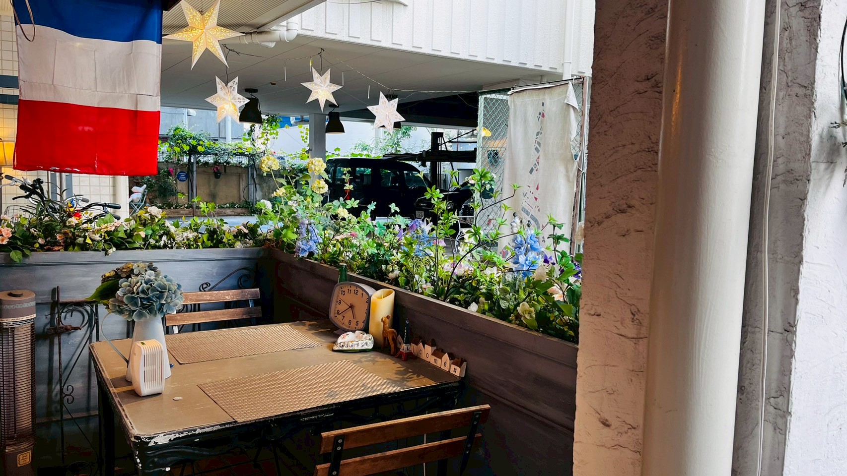 【大阪・弁天町駅エリア】まるでパリの蚤の市に迷い込んだよう。アンティーク雑貨に囲まれた隠れ家カフェ「Mon Doux Vie – モンドゥヴィ」 - 大阪ベイエリア地域情報発信Webマガジン ...